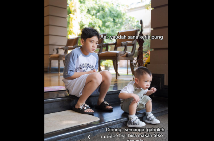 Foto Rafathar dan Rayyanza Merenung di Teras Rumah Jadi Meme Kocak ...