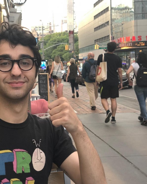 Pesona Alex Wolf Pemeran Film Dude yang Cute Abis