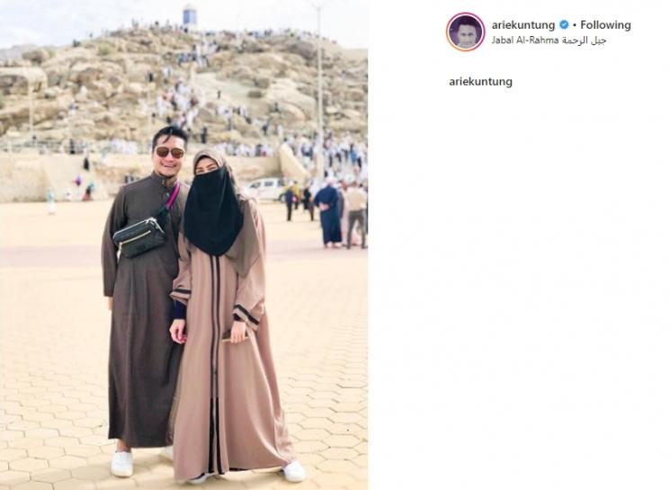 5 Momen Perayaan Anniversary Pernikahan Arie Untung dan Istri di Tanah Suci 5 Momen Perayaan Anniversary Pernikahan Arie Untung dan Istri di Tanah Suci