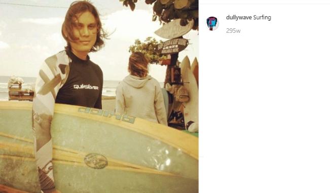 Jarang Tersorot, Ini 5 Potret Gantengnya Dully Kakak Pertama Luna Maya