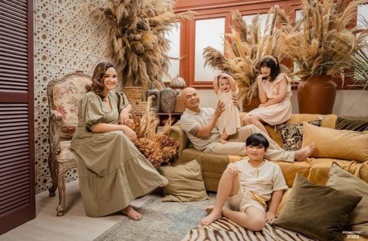 7 Hasil Pemotretan Keluarga Wendy Cagur Bareng Rio Motret, Serba Earth Tone