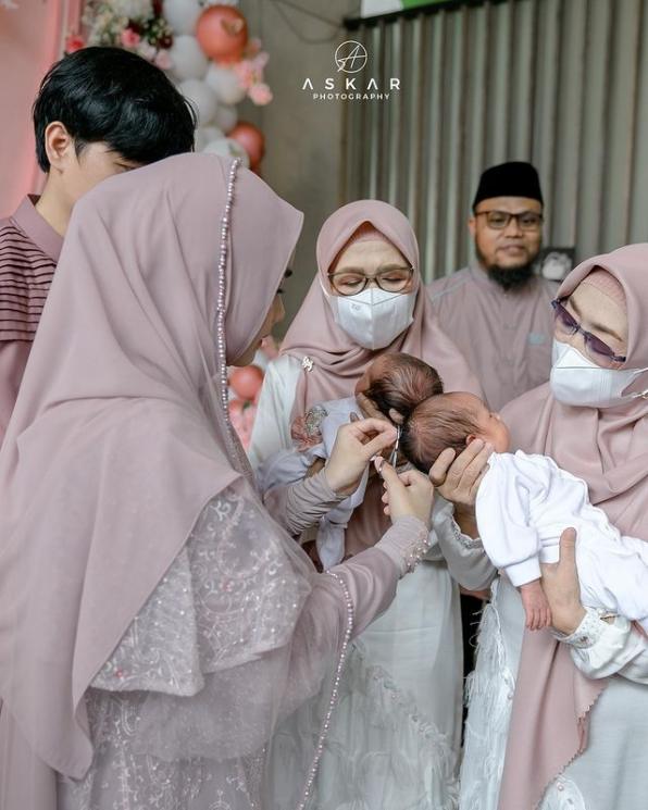 8 Momen Akikah Anak Kembar Anisa Rahma, Jadi Momen Reunian Cherrybelle
