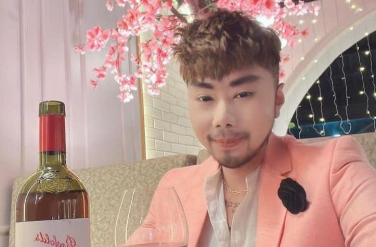 8 Potret Terkini Roy Kiyoshi, Makin Macho dengan Brewok dan Tato