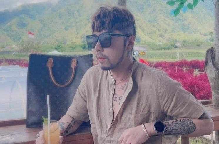 8 Potret Terkini Roy Kiyoshi, Makin Macho dengan Brewok dan Tato