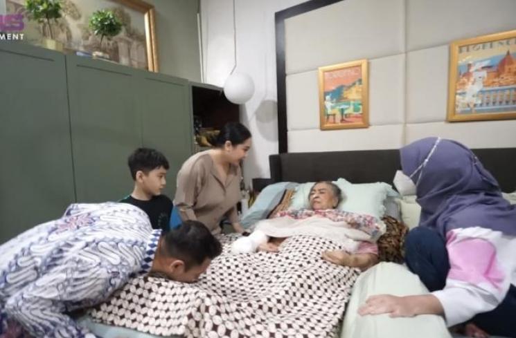 9 Potret Kenangan Raffi Ahmad dan Mamih Popon, Sempat Berikan Pelukan ...