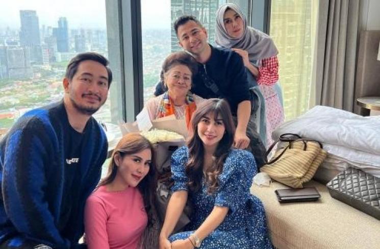 9 Potret Kenangan Raffi Ahmad dan Mamih Popon, Sempat Berikan Pelukan Terakhir