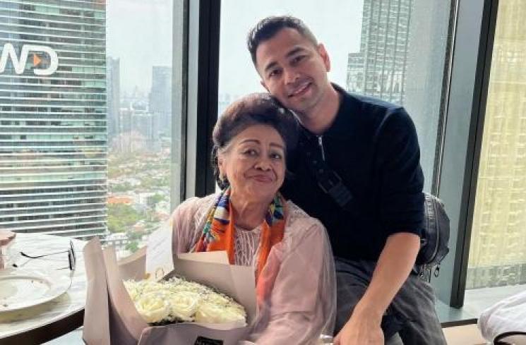 9 Potret Kenangan Raffi Ahmad dan Mamih Popon, Sempat Berikan Pelukan ...