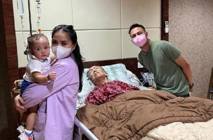 9 Potret Kenangan Raffi Ahmad dan Mamih Popon, Sempat Berikan Pelukan Terakhir
