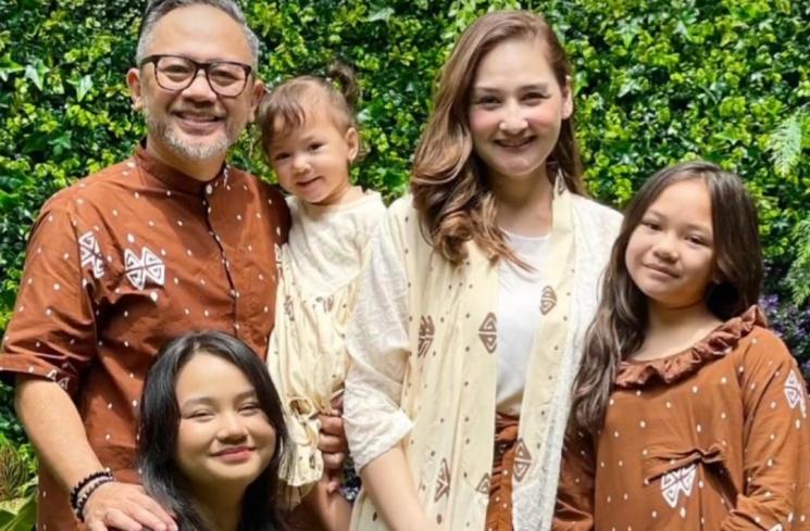 10 Potret Indra Brasco Momong Anak, Dipuji Netizen Jadi Orang Tua Rasa ...