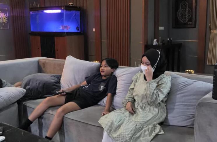 10 Momen Putri Delina Ketemu 'Kembaran', Mirip Banget, Rizwan Sampe Kaget