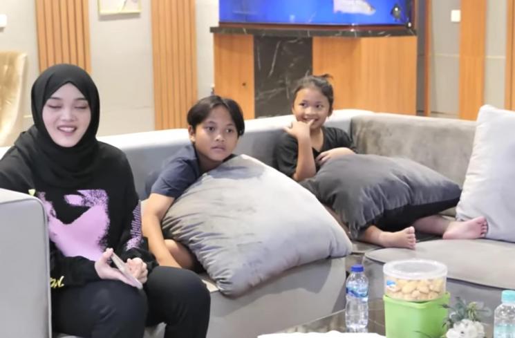 10 Momen Putri Delina Ketemu 'Kembaran', Mirip Banget, Rizwan Sampe Kaget