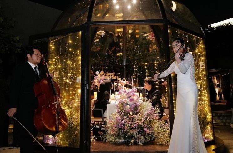 7 Potret Aurel dan Atta Rayakan Anniversary, Dinner Romantis Bikin Baper