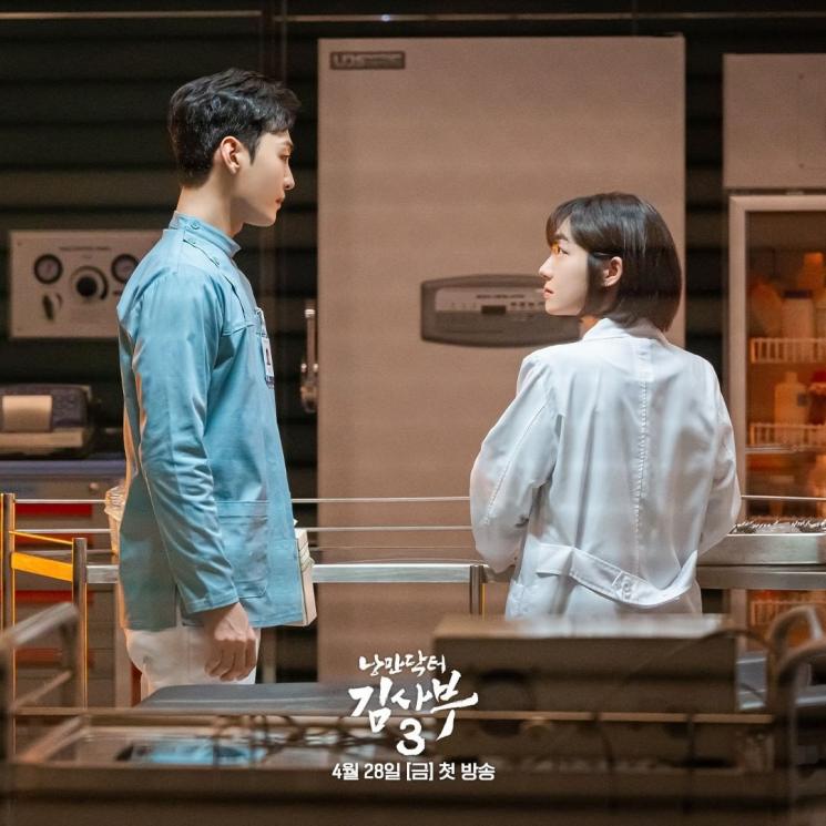 8 Potret Kim Min Jae di Dr. Romantic 3, Kembali Jadi Perawat Tampan yang Bisa Diandalkan