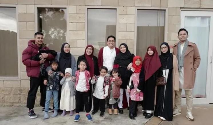 11 Potret Keluarga Ben Kasyafani Liburan di Australia, Sienna Cantik ...