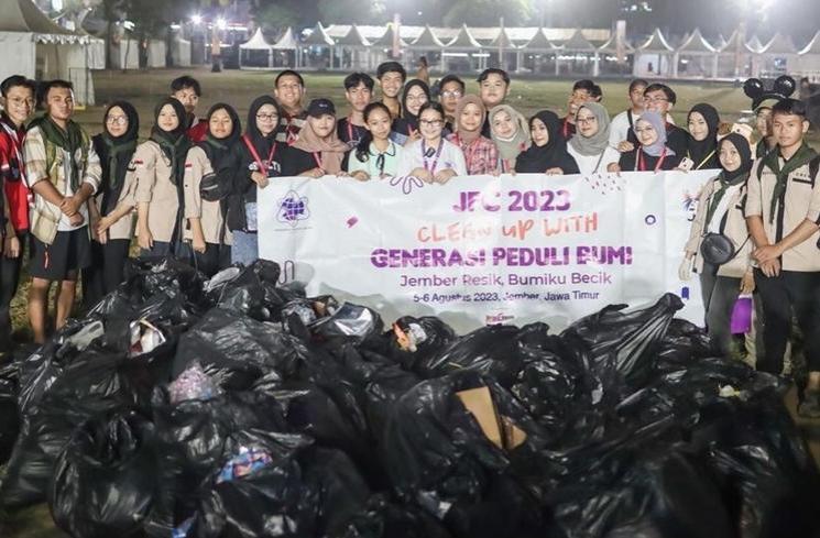 10 Potret Prilly Latuconsina Mungutin Sampah di JFC 2023 bareng ...