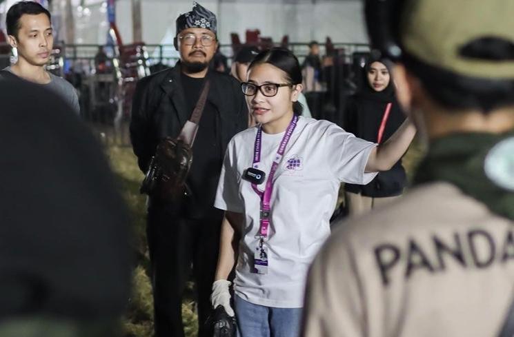 10 Potret Prilly Latuconsina Mungutin Sampah di JFC 2023 bareng ...