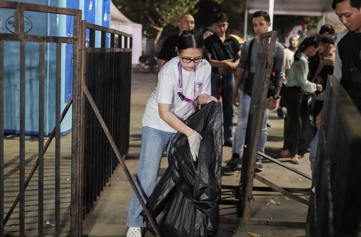 10 Potret Prilly Latuconsina Mungutin Sampah di JFC 2023 bareng ...