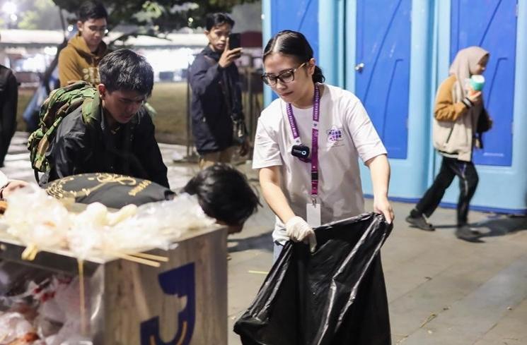 10 Potret Prilly Latuconsina Mungutin Sampah di JFC 2023 bareng ...
